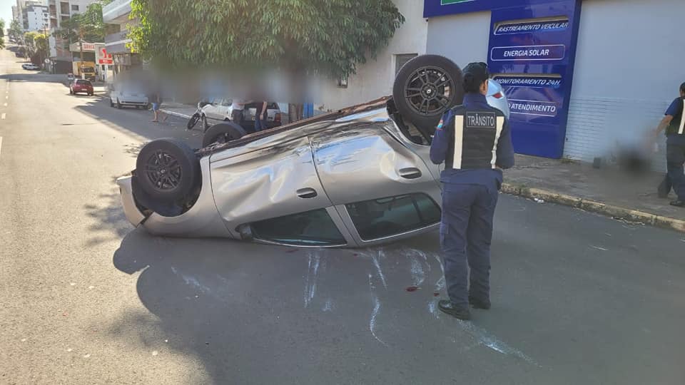 Acidente resulta em carro capotado no Centro de Ijuí — OBSERVADOR REGIONAL