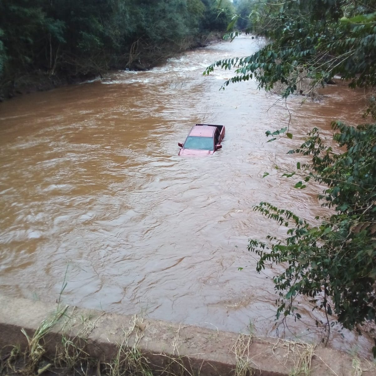 Camionete é localizada submersa em rio no interior de Sarandi ...